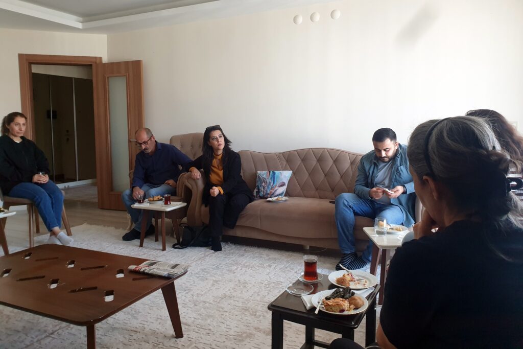 Sevda Karaca katledilen işçilerin ailelerini ziyaret etti: 'İş cinayeti ...